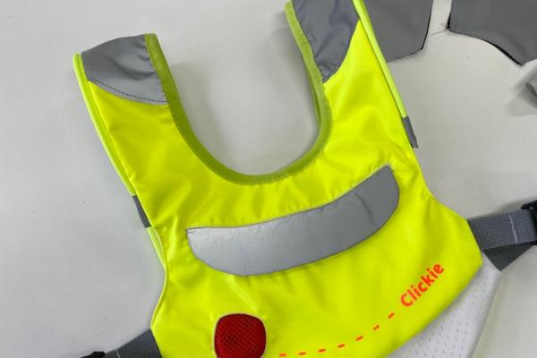 Hithit - Zvyšte bezpečnost svých dětí pomocí svítící vesty Clickie