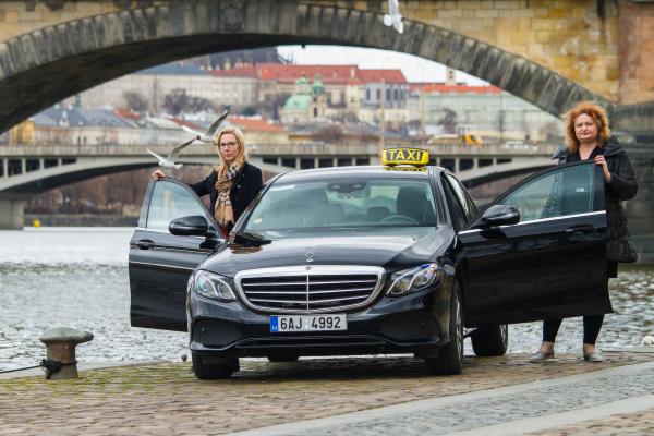 Hithit - Podpořte první rok provozu aplikace taxi pro ženy Taxita